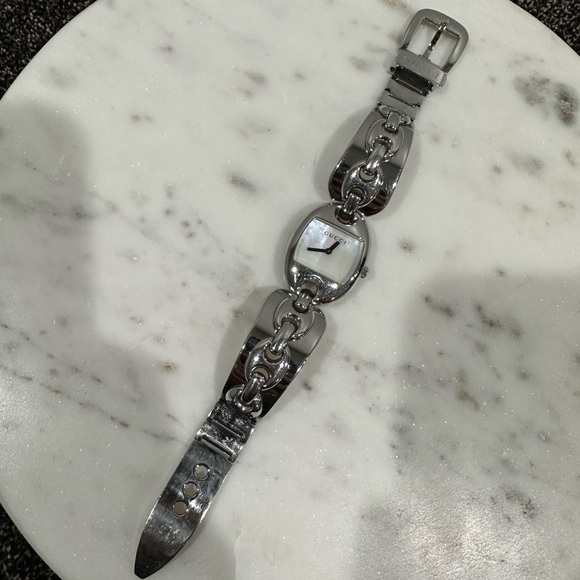 Gucci | Accessories | Gucci Womens Watch Marina Chain 215 26mm ...